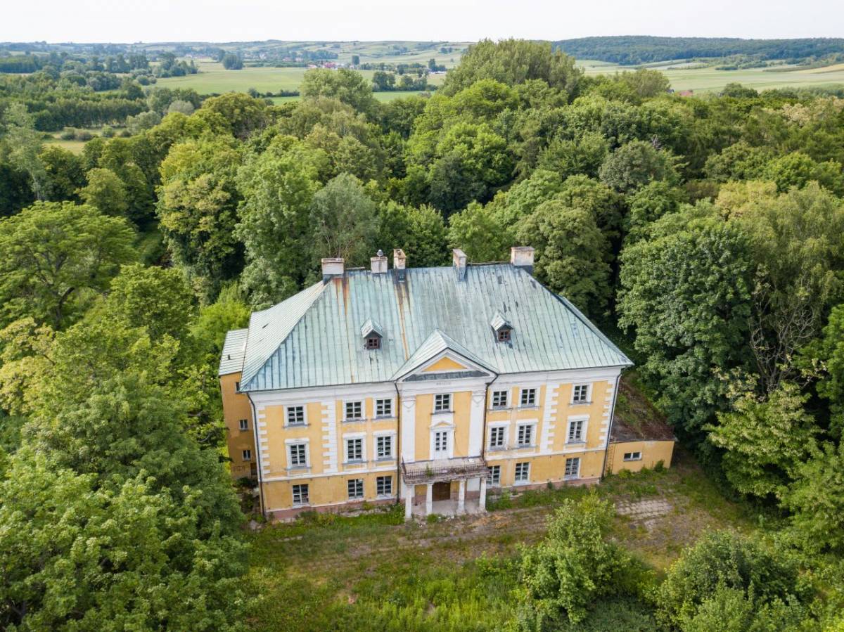 Palace in Zborów - Tourist trails of Świętokrzyskie