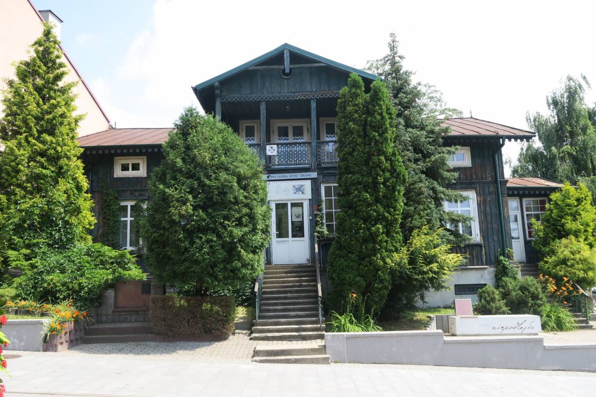 „Zielona" Art Gallery in Busko-Zdrój - Tourist trails of Świętokrzyskie